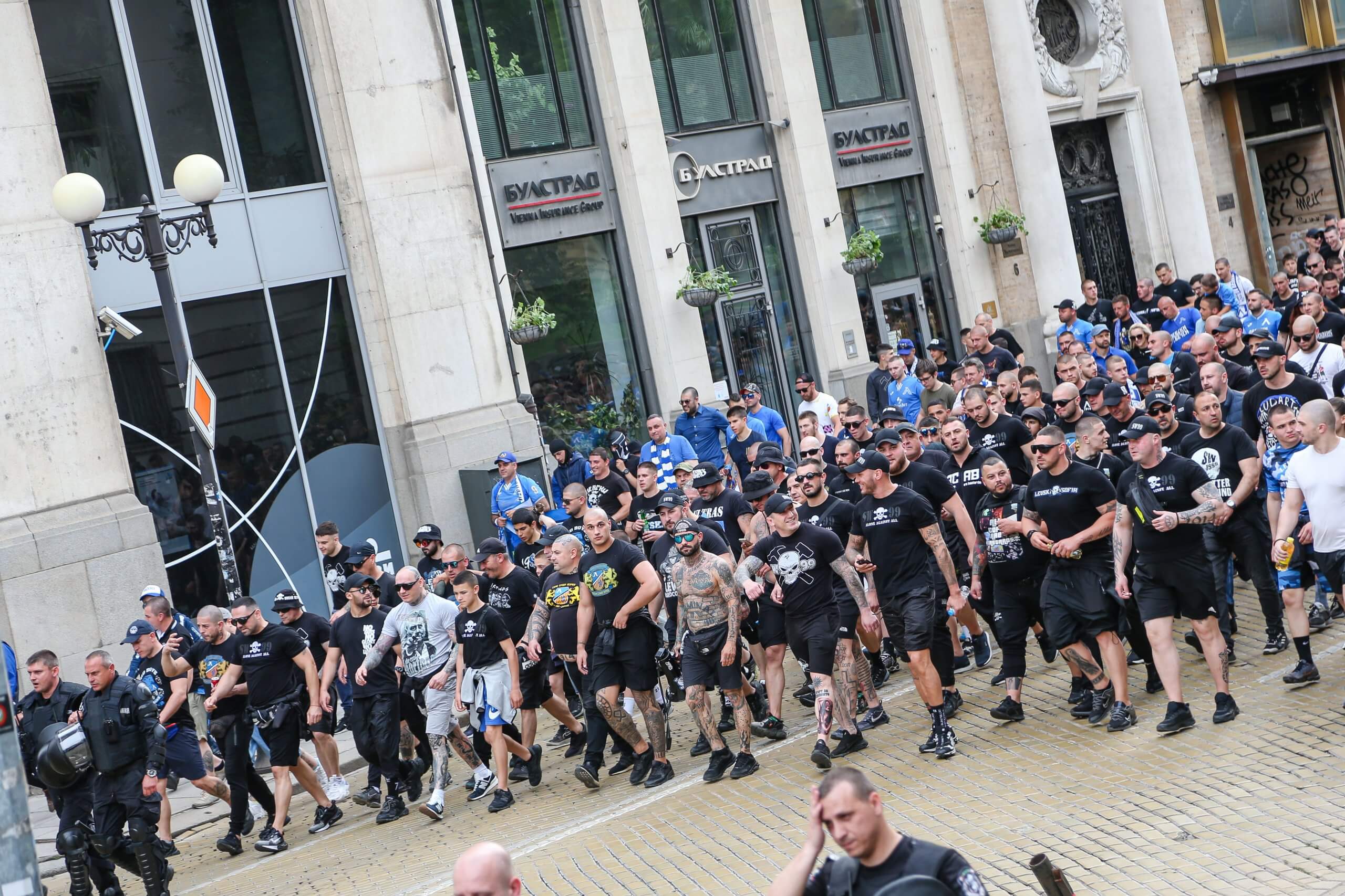 Феновете на Левски с шествие преди голямото дерби (СНИМКИ)